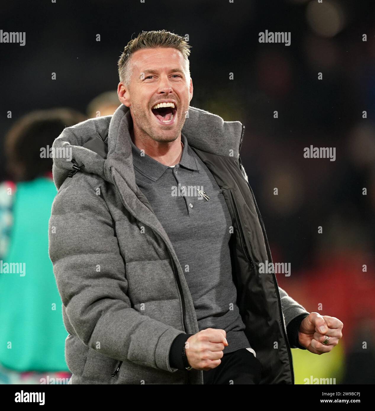 Luton Town Manager Rob Edwards feiert nach dem Spiel der Premier League ...