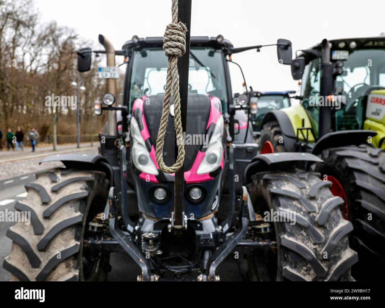 Bauerndemonstration, Bauern mit ihren Traktoren protestieren gegen die ...