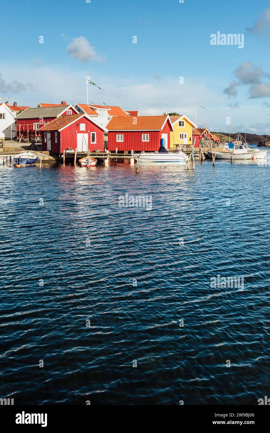 Die farbenfrohen Holzhäuser im Hafen von Björholmen auf der Insel Tjörn ...