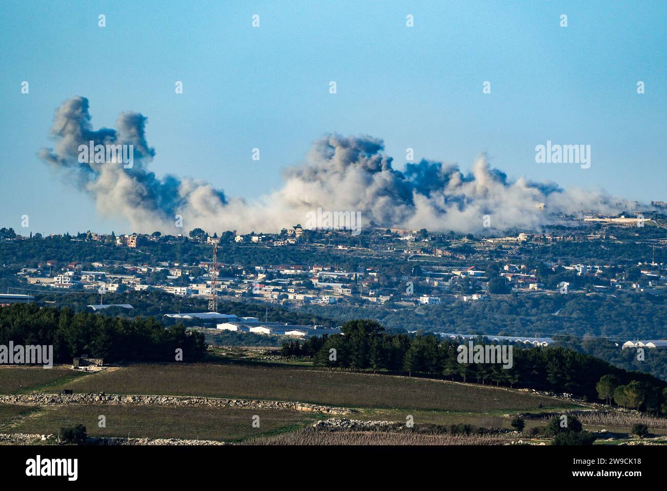 (231227) -- PEKING, 27. Dezember 2023 (Xinhua) -- Rauch steigt aus dem ...