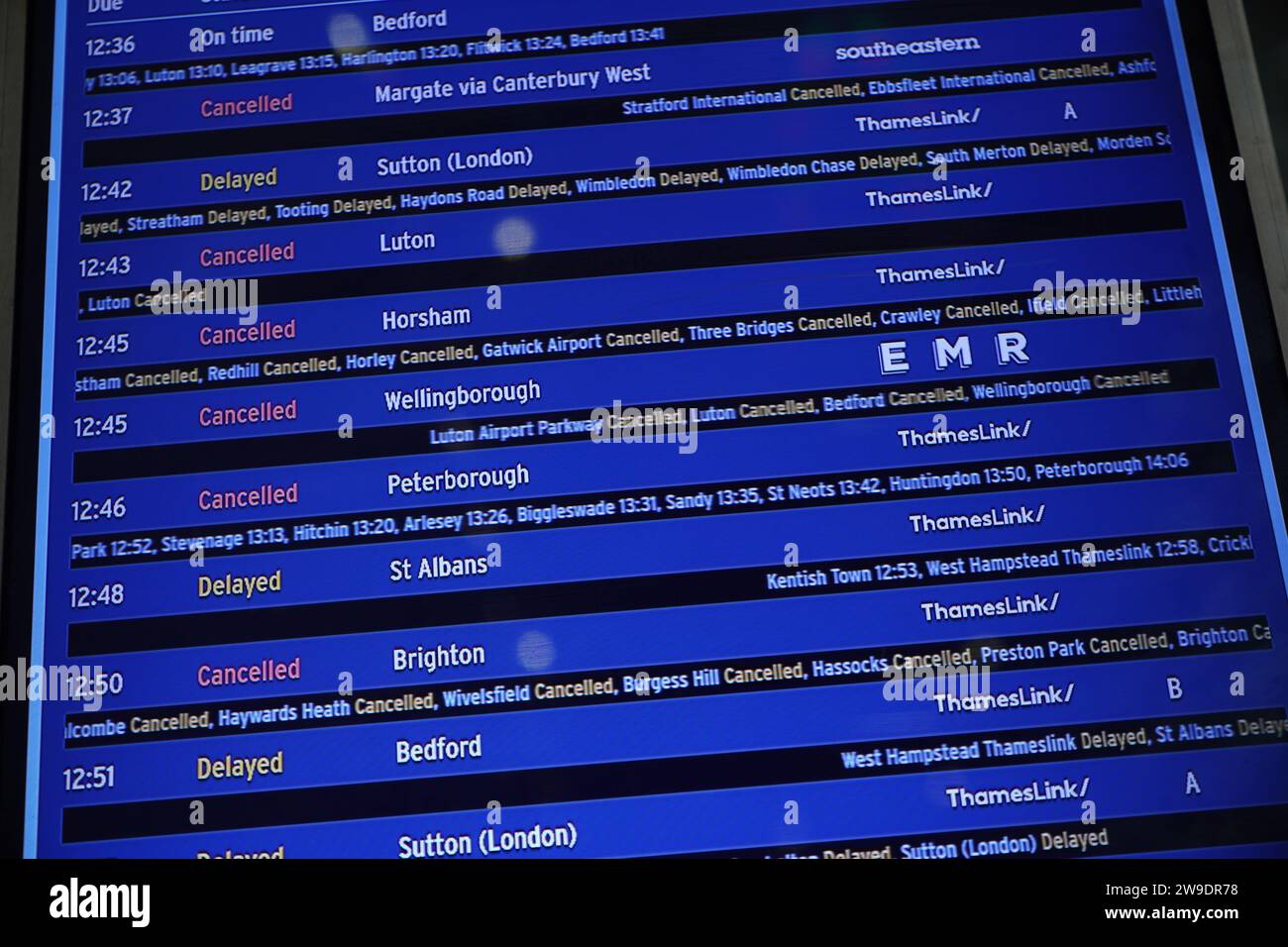 Informationsschilder am Bahnhof St Pancras in London zeigen verspätete ...