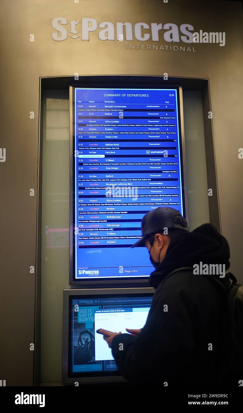Informationsschilder am Bahnhof St Pancras in London zeigen verspätete ...