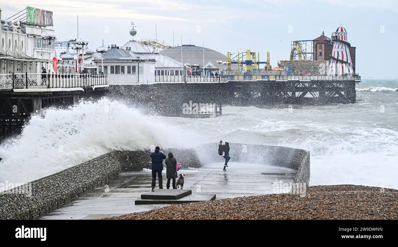 Brighton UK 27. Dezember 2023 - die Besucher werden nass, wenn die ...
