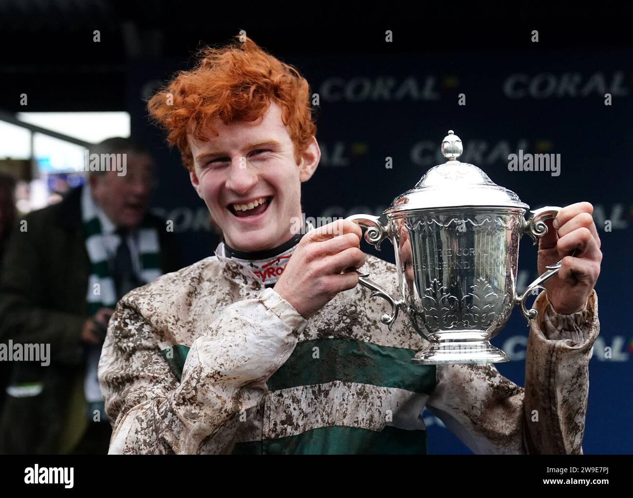 Caoilin Quinn feiert den Sieg der Coral Welsh Grand National Handicap ...