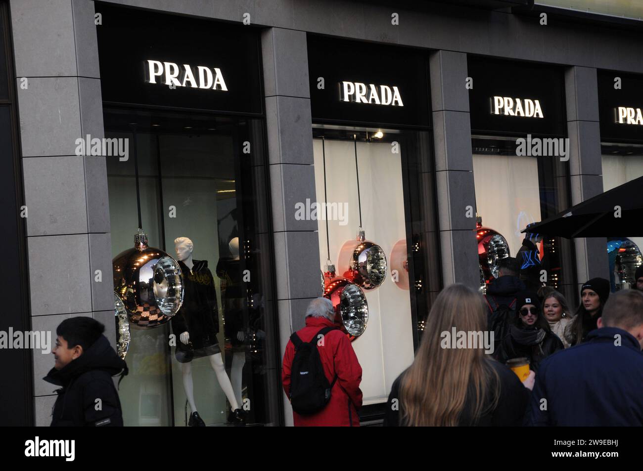 Kopenhagen, Dänemark /27. Dezember 2023/.Prada-Geschäft am stroeget in ...