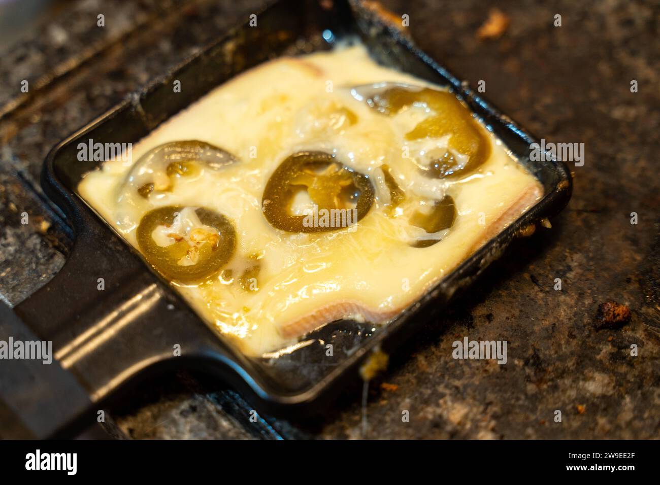 Bayern, Deutschland - 24. Dezember 2023: Käse schmilzt in einer Pfanne ...