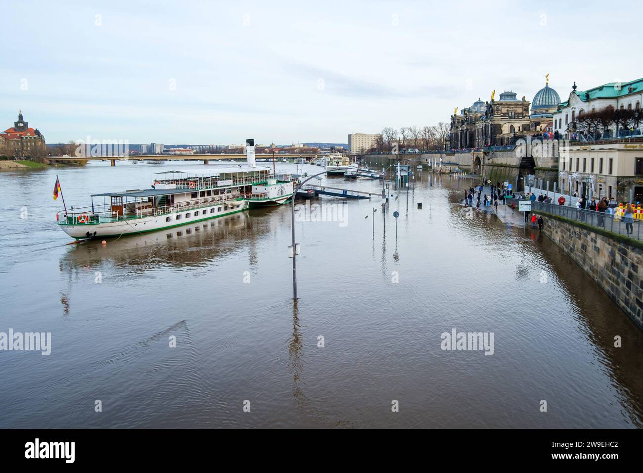 Elbehochwasser in Dresden DEU/Deutschland/Sachsen/Dresden, 27.12.2023 ...