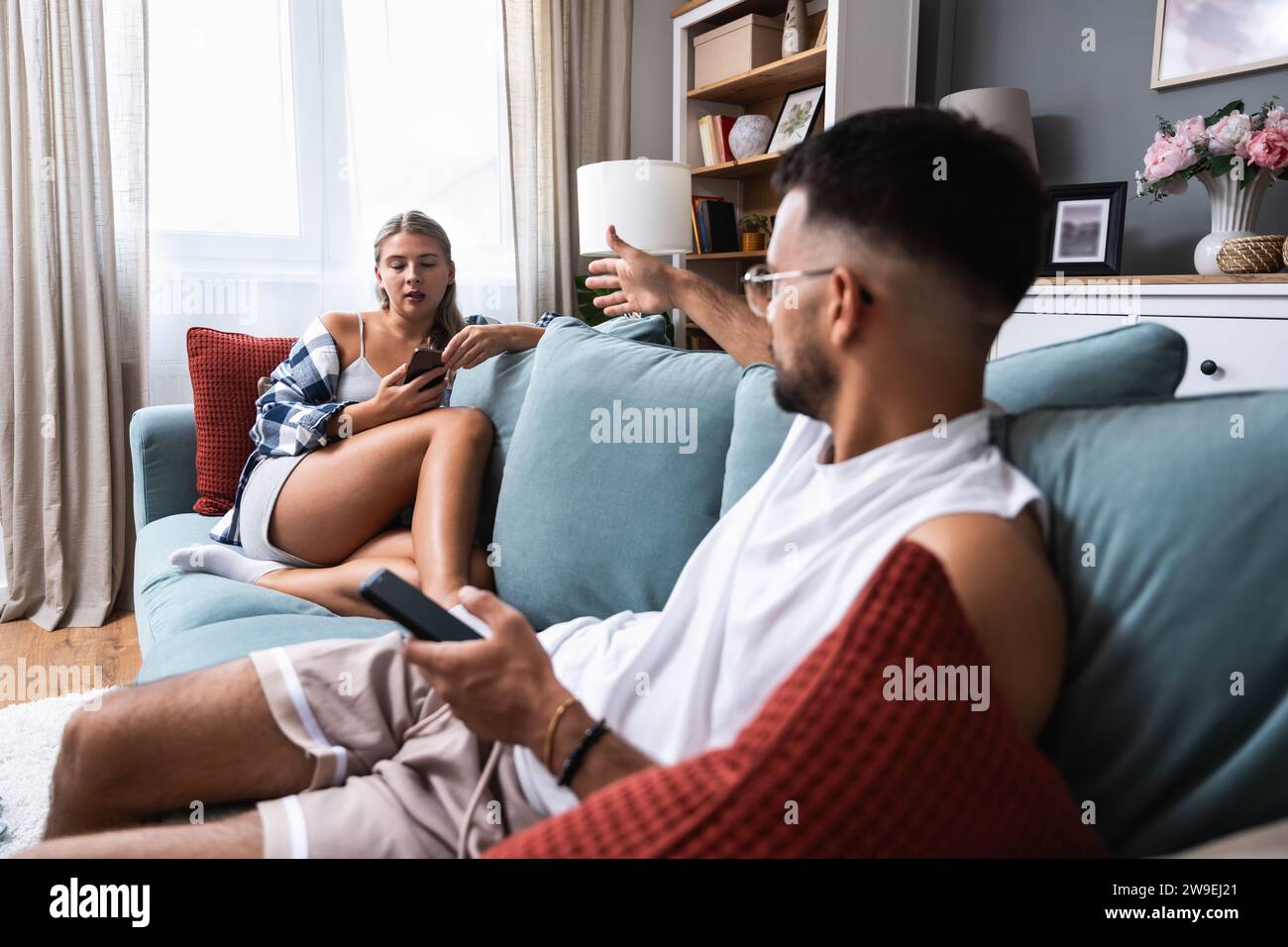 Junge Verheiratete Ehepaare Ehemann Und Ehefrau Sitzen Zu Hause Und