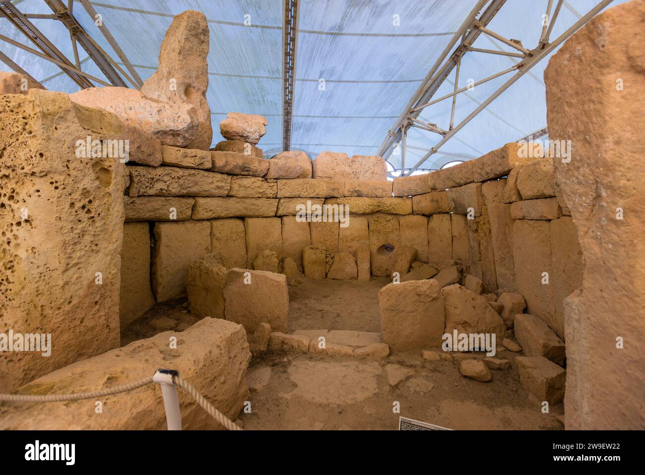 Ħaġar Qim ist ein prähistorischer Tempel auf einem Hügel aus dem Jahr ...