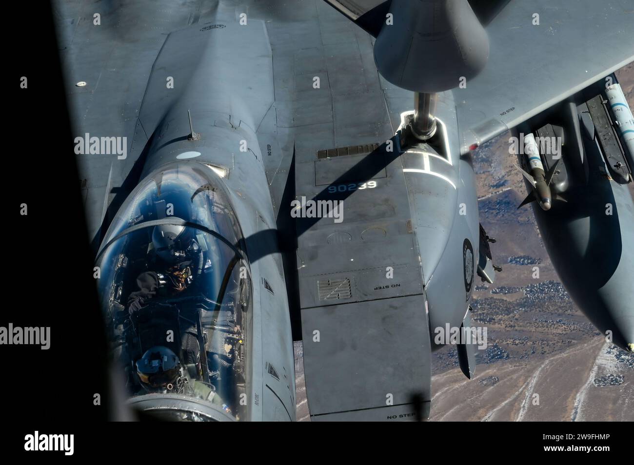Ein F-15E Strike Eagle erhält Treibstoff von einem KC-135 Stratotanker ...