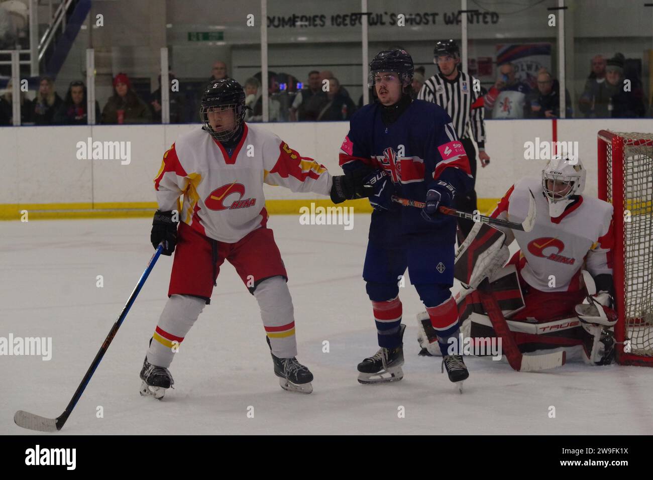 Dumfries, 14. Dezember 2023. Song Jianuo und Netminder Chen Shifeng ...