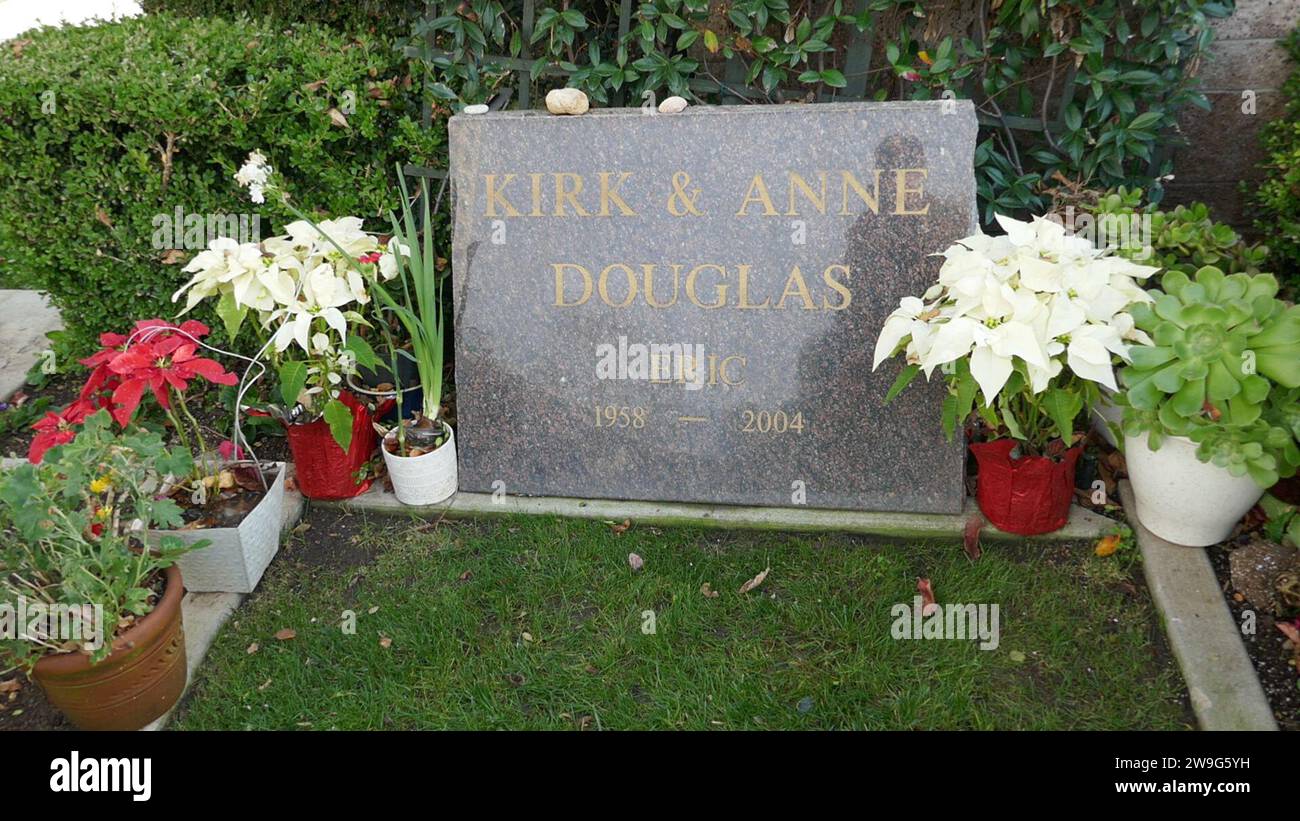 Dezember 2023 Schauspieler Kirk Douglas, Ehefrau Anne Douglas und Sohn ...