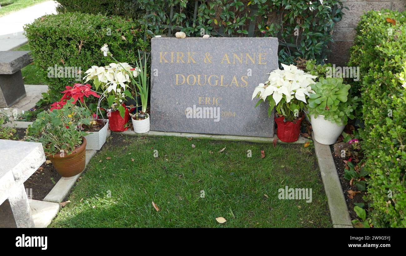 Dezember 2023 Schauspieler Kirk Douglas, Ehefrau Anne Douglas und Sohn ...