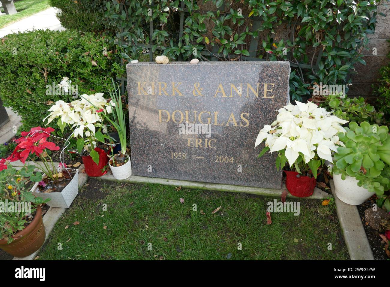 Dezember 2023 Schauspieler Kirk Douglas, Ehefrau Anne Douglas und Sohn ...