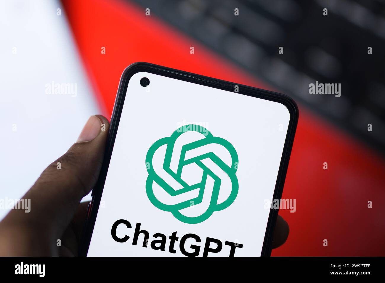 Dhaka, Bangladesch - 27. Dezember 2023: Hand hält ein Telefon mit ChatGPT AI Chatbot. ChatGPT ...