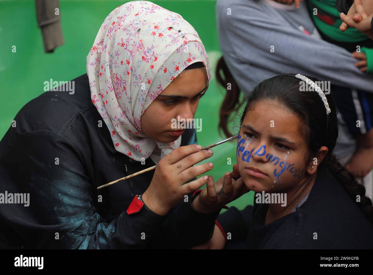 Die palästinensische Künstlerin Menna Allah Hamouda, 20 Jahre alt ...