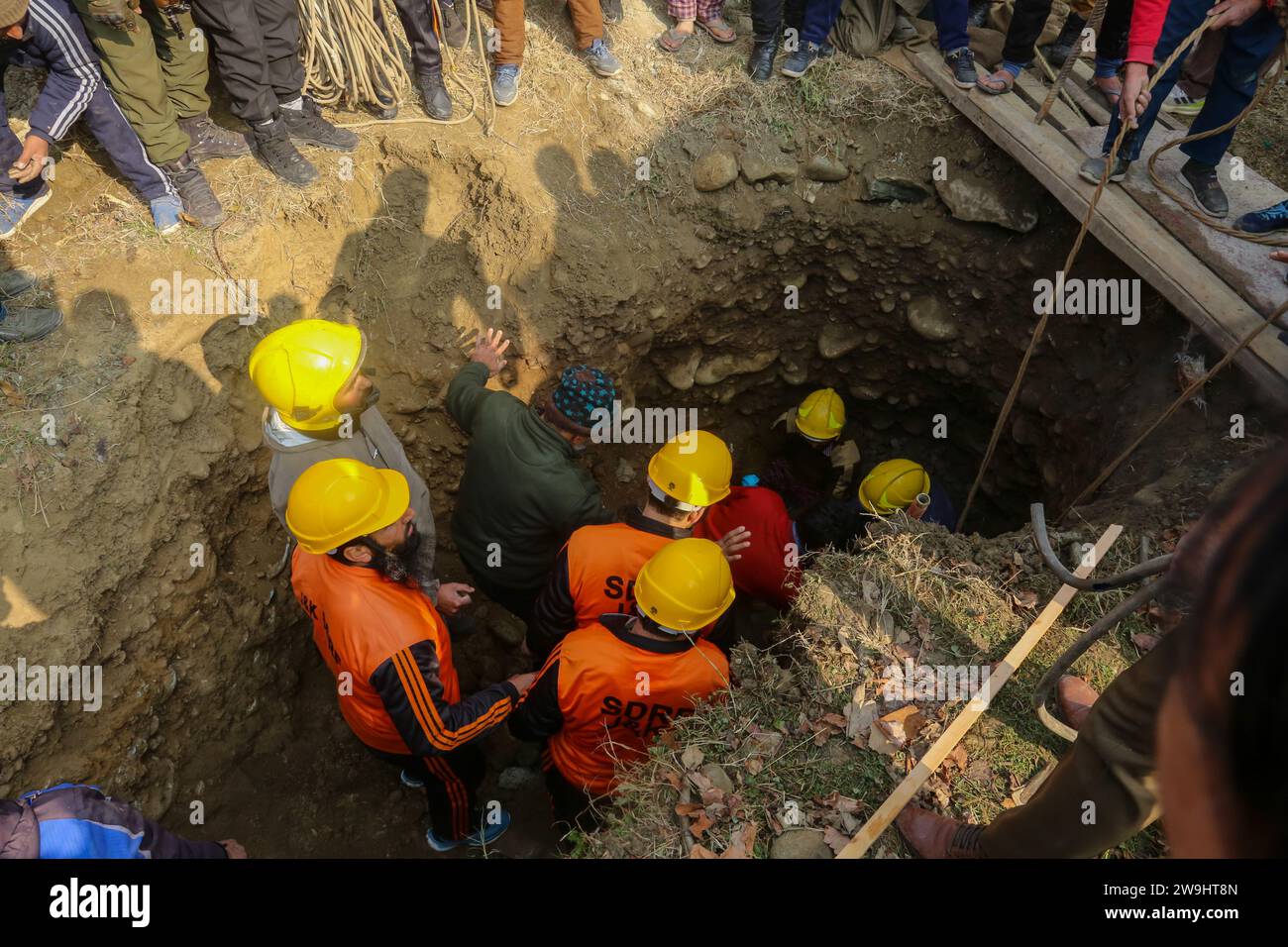 Das Team der State Disaster Response Force (SDRF) arbeitet an der ...