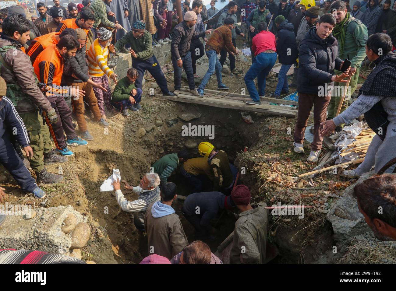 Das Team der State Disaster Response Force (SDRF) arbeitet an der ...