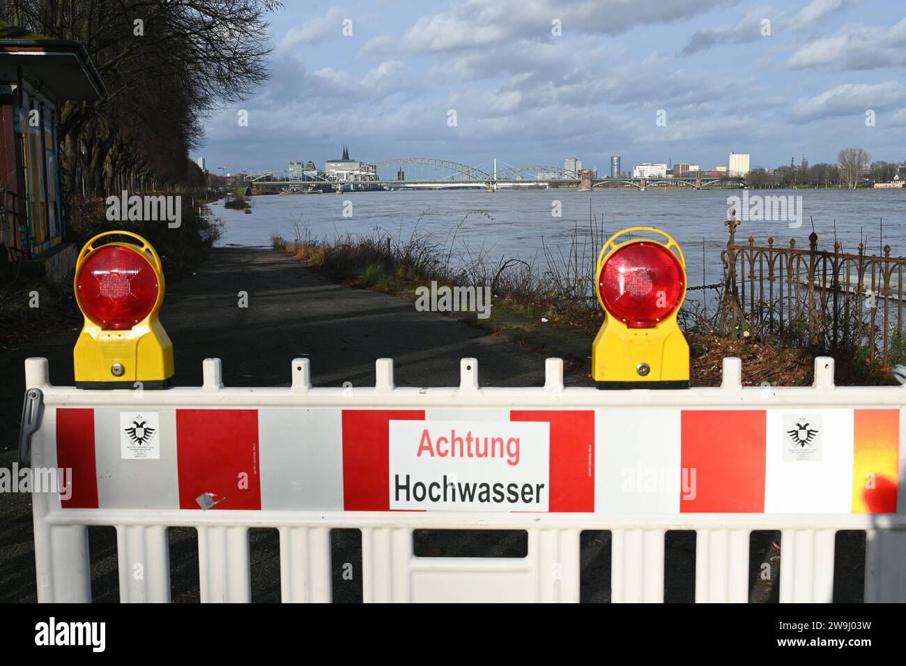 Hochwasser Barriere für Fussgänger und Verkehr mit der Aufschrift ...