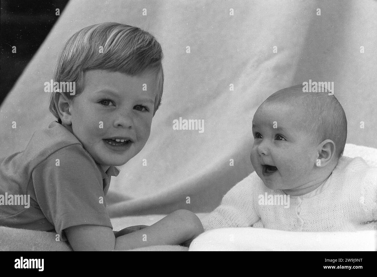 1960er Jahre, historisch, ein kleiner Junge mit seiner kleinen ...