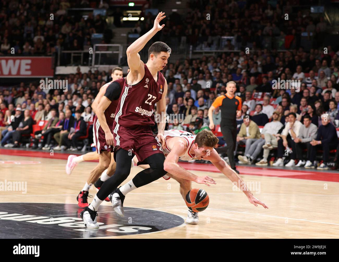Danko Brankovic (Bayern Basketball, Nr. 22) war gegen Nathan Reuvers ...