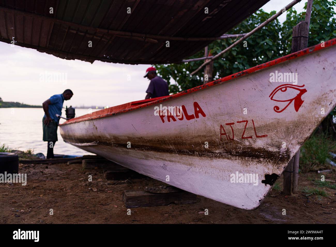 Cabimas Venezuela Dezember 2023 Ein Fischer Sieht Wie Er Sein Boot cabimas-venezuela-dezember-2023-ein-fischer-sieht-wie-er-sein-boot