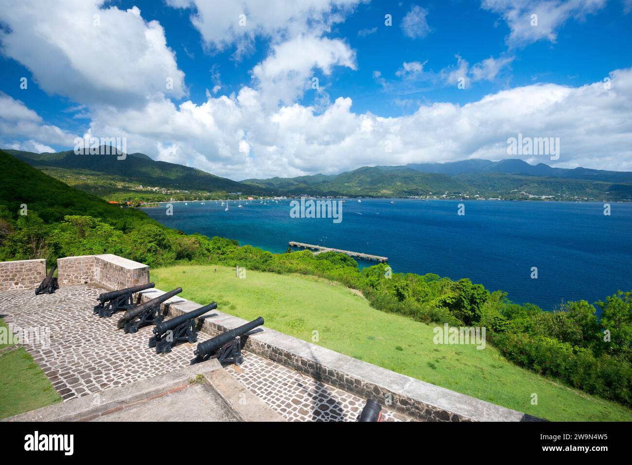 Blick auf Portsmouth vom Fort Shirley im Cabrits National Park auf der ...