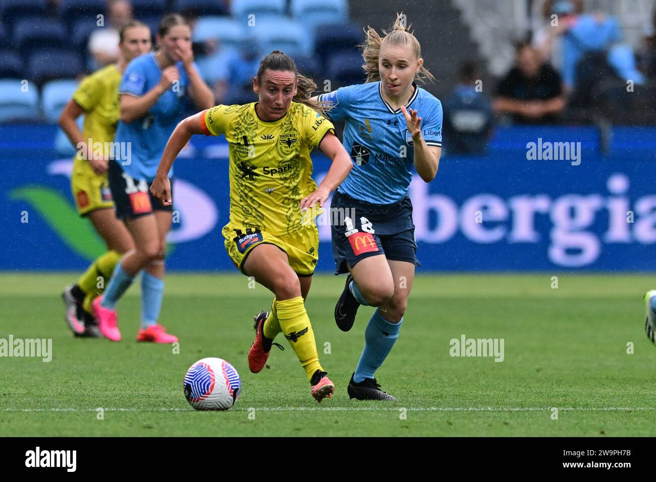 Sydney, Australien. Dezember 2023. Annalie Antonia Longo (L) von der ...