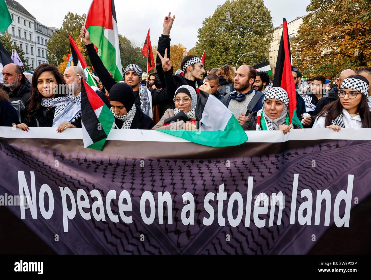 Palästinenser und andere Teilnehmer versammelten sich auf dem ...