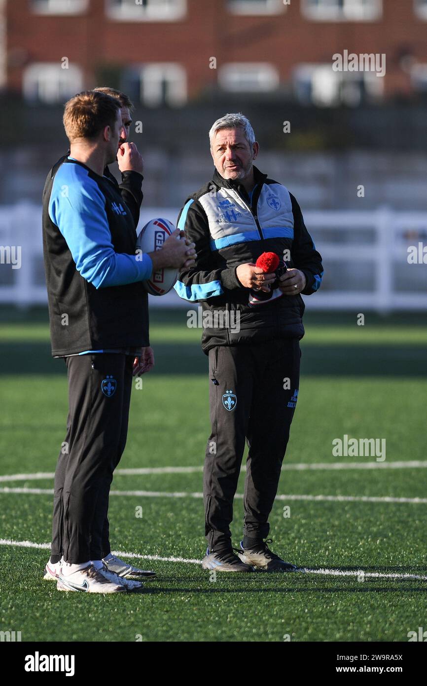 Wakefield, England – 17. November 2023 – Darryl Powell Head Coach der ...