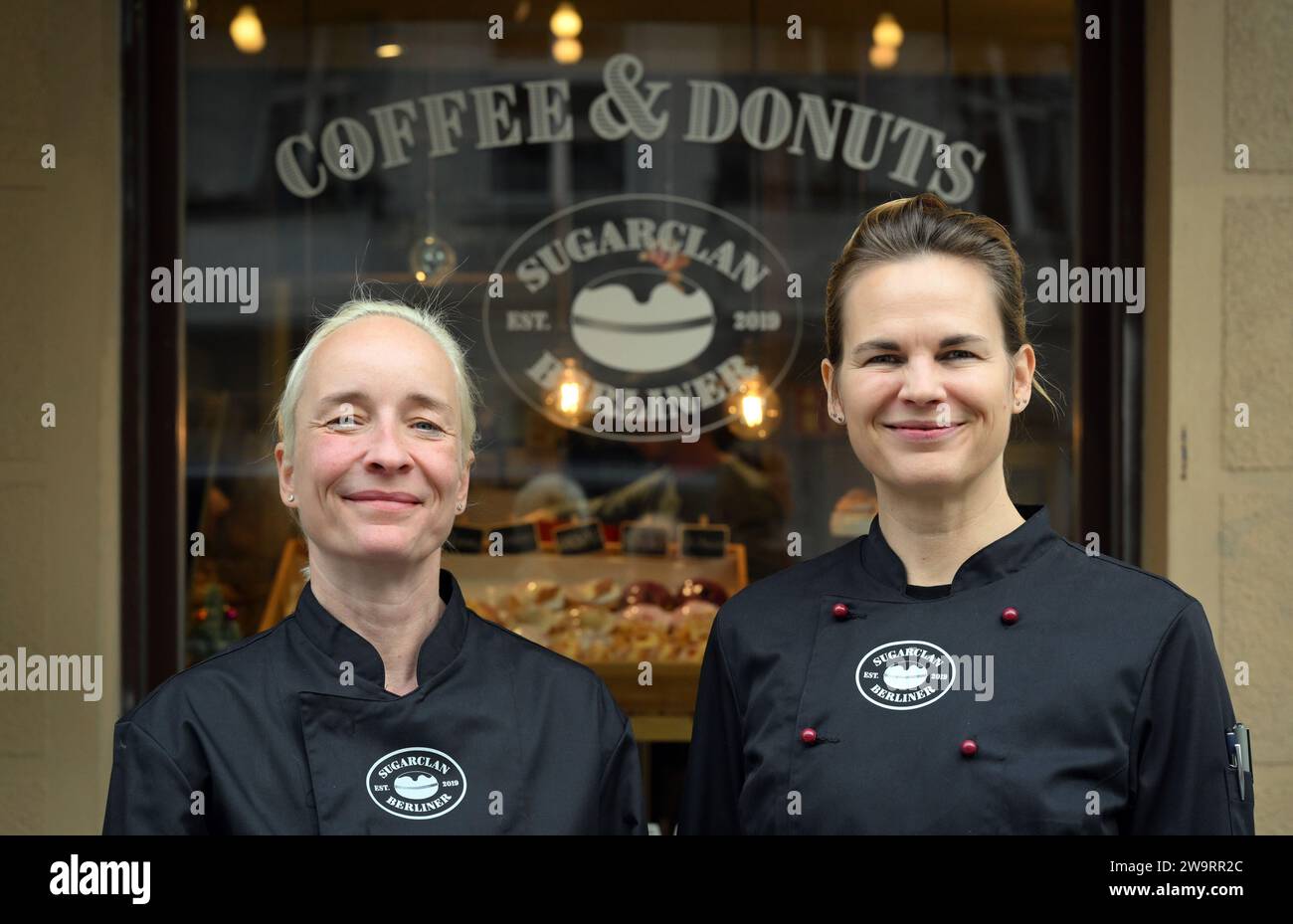 Berlin, Deutschland. Dezember 2023. Christine Gaßner (l) und Britta ...