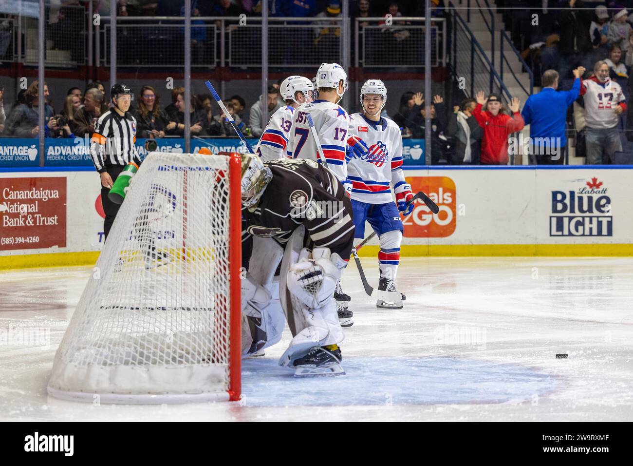 Rochester, New York, USA. Dezember 2023. Die Spieler der Rochester American feiern in der ...
