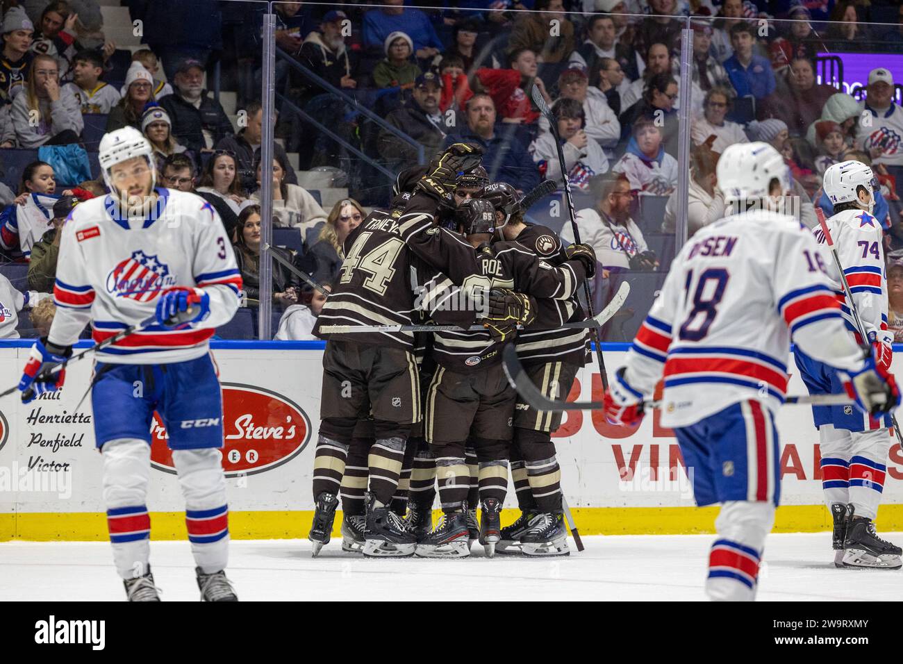 Rochester, New York, USA. Dezember 2023. Die Spieler von Hershey Bears feiern in der dritten ...