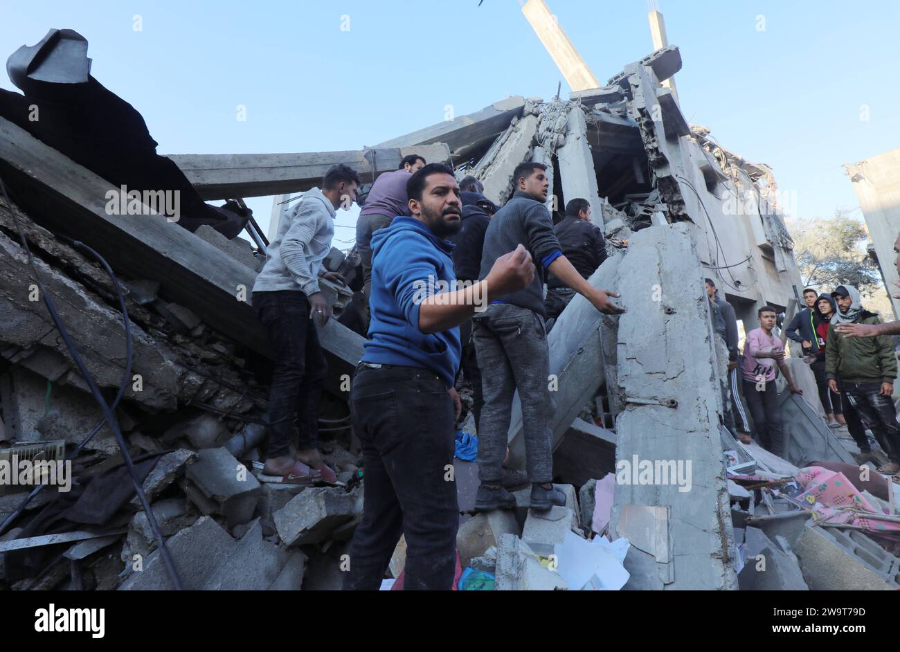 Bewohner und Zivilverteidigungsteams führen Such- und Rettungsaktionen unter den Trümmern durch ...