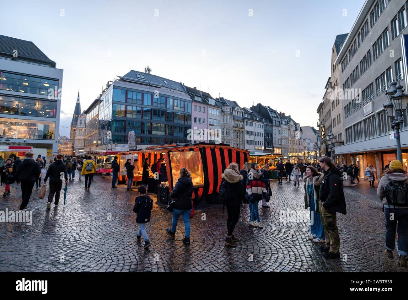 Bonn, Deutschland - 23. Dezember 2023 : Blick auf einen Freiluftmarkt ...