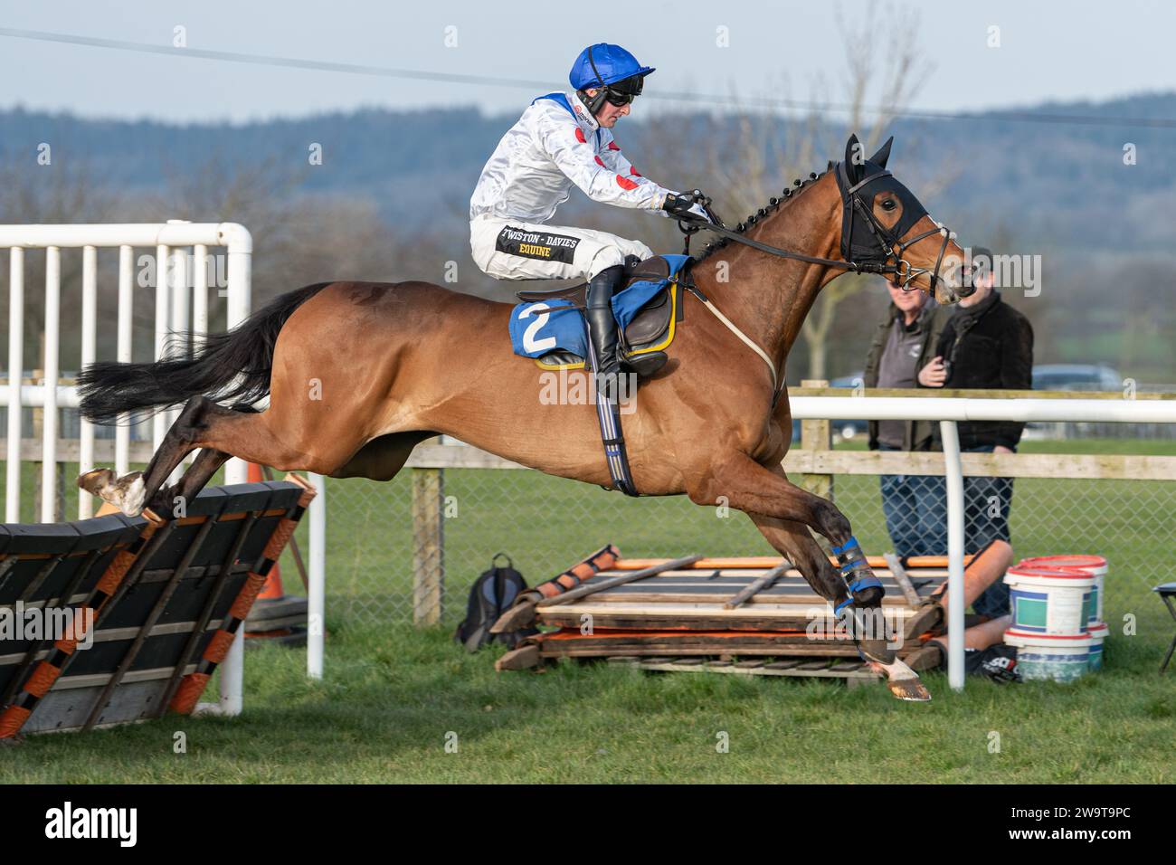 Galoppieren zum start in wincanton -Fotos und -Bildmaterial in hoher ...