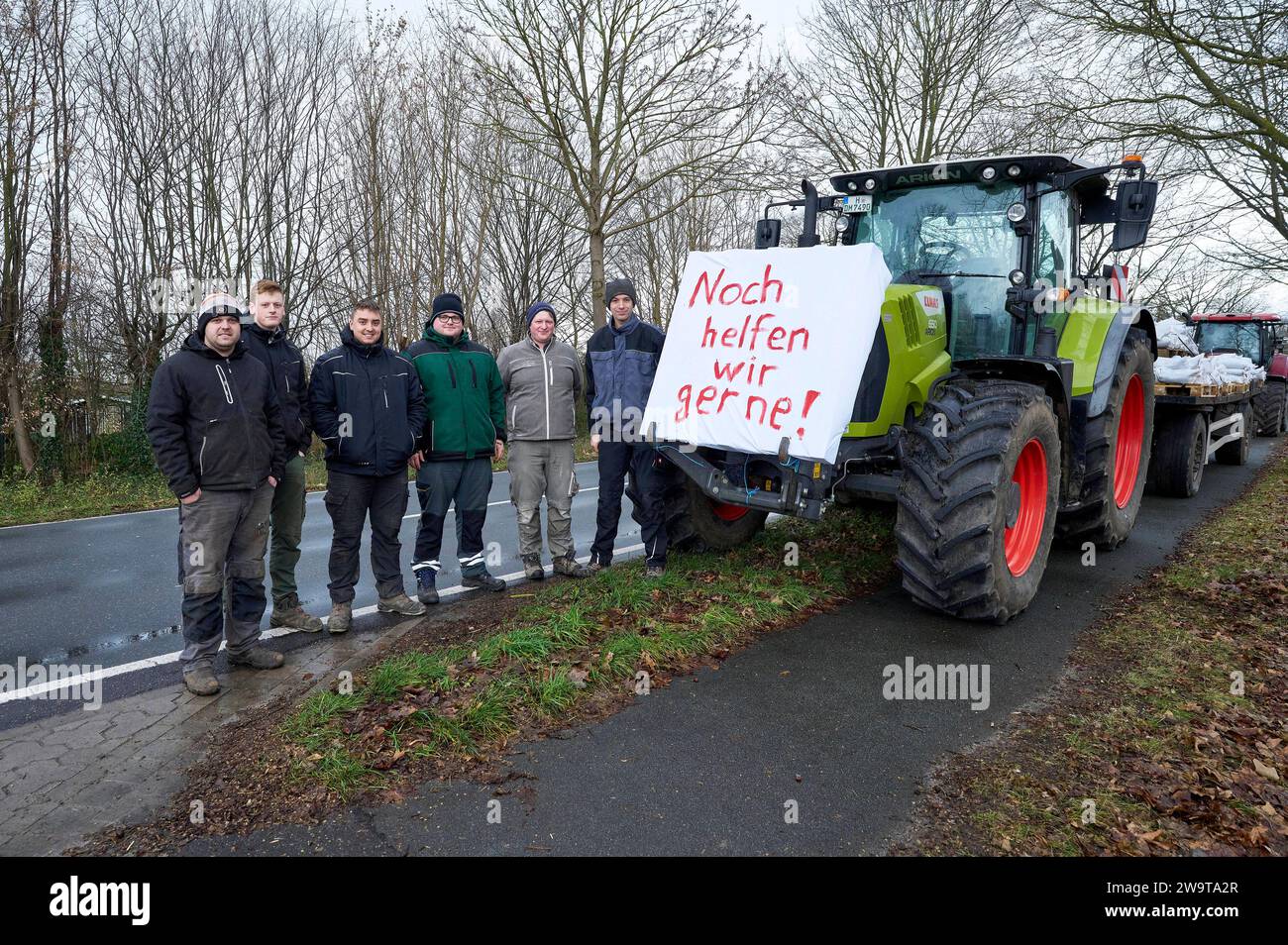 Landwirte am Feuerwehrzentrums Neustadt nach tagelangen Regenfälle mit Überschwemmungen und ...