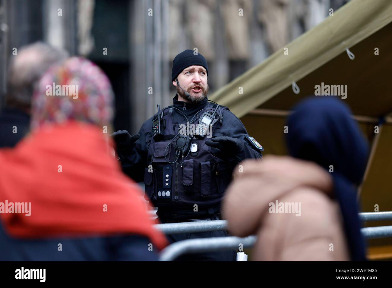 Terroralarm zum Jahreswechsel: Rund um den Kölner Dom sind Polizisten ... Terroralarm zum Jahreswechsel: Rund um den Kölner Dom sind Polizisten ...