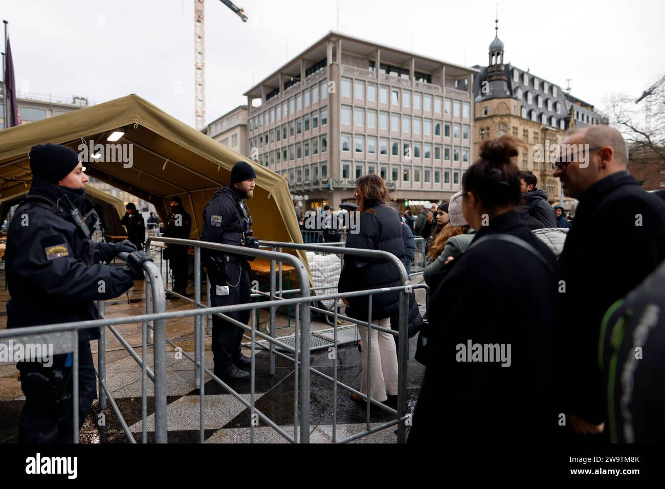 Terroralarm zum Jahreswechsel: Rund um den Kölner Dom sind Polizisten ... Terroralarm zum Jahreswechsel: Rund um den Kölner Dom sind Polizisten ...