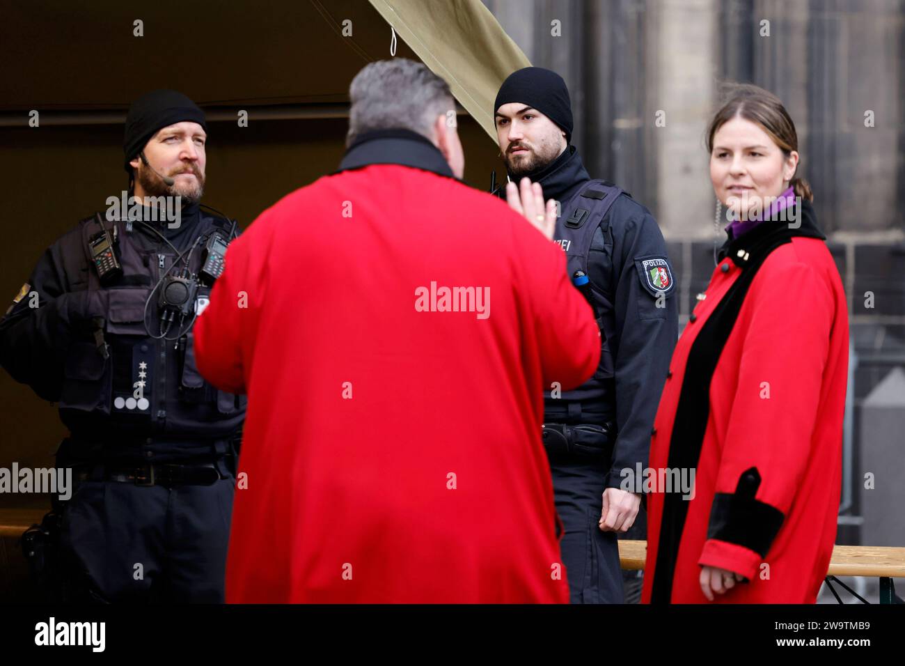 Terroralarm zum Jahreswechsel: Rund um den Kölner Dom sind Polizisten ... Terroralarm zum Jahreswechsel: Rund um den Kölner Dom sind Polizisten ...