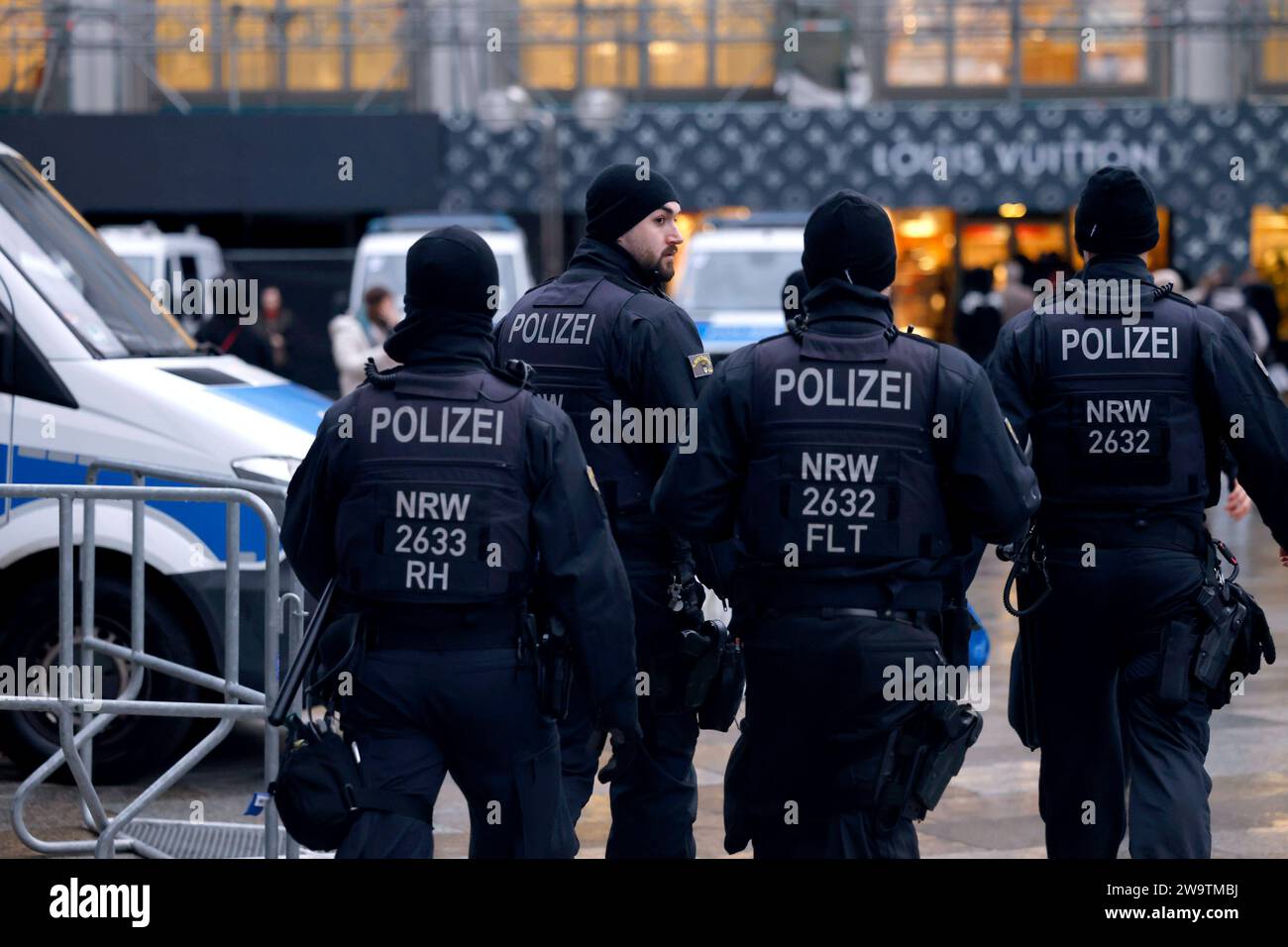Terroralarm zum Jahreswechsel: Rund um den Kölner Dom sind Polizisten ... Terroralarm zum Jahreswechsel: Rund um den Kölner Dom sind Polizisten ...