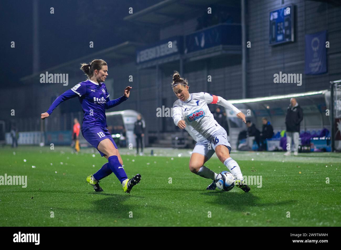 Nicole Billa (TSG Hoffenheim, #16) im Zweikampf mit Lena Ostermeier ...