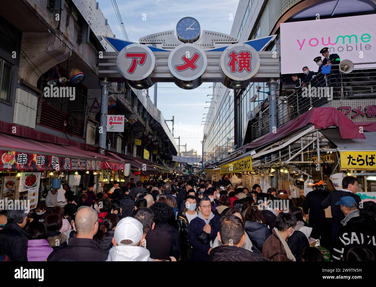 Tokio, Japan. Dezember 2023 30. Menschen kaufen im Einkaufsviertel ...