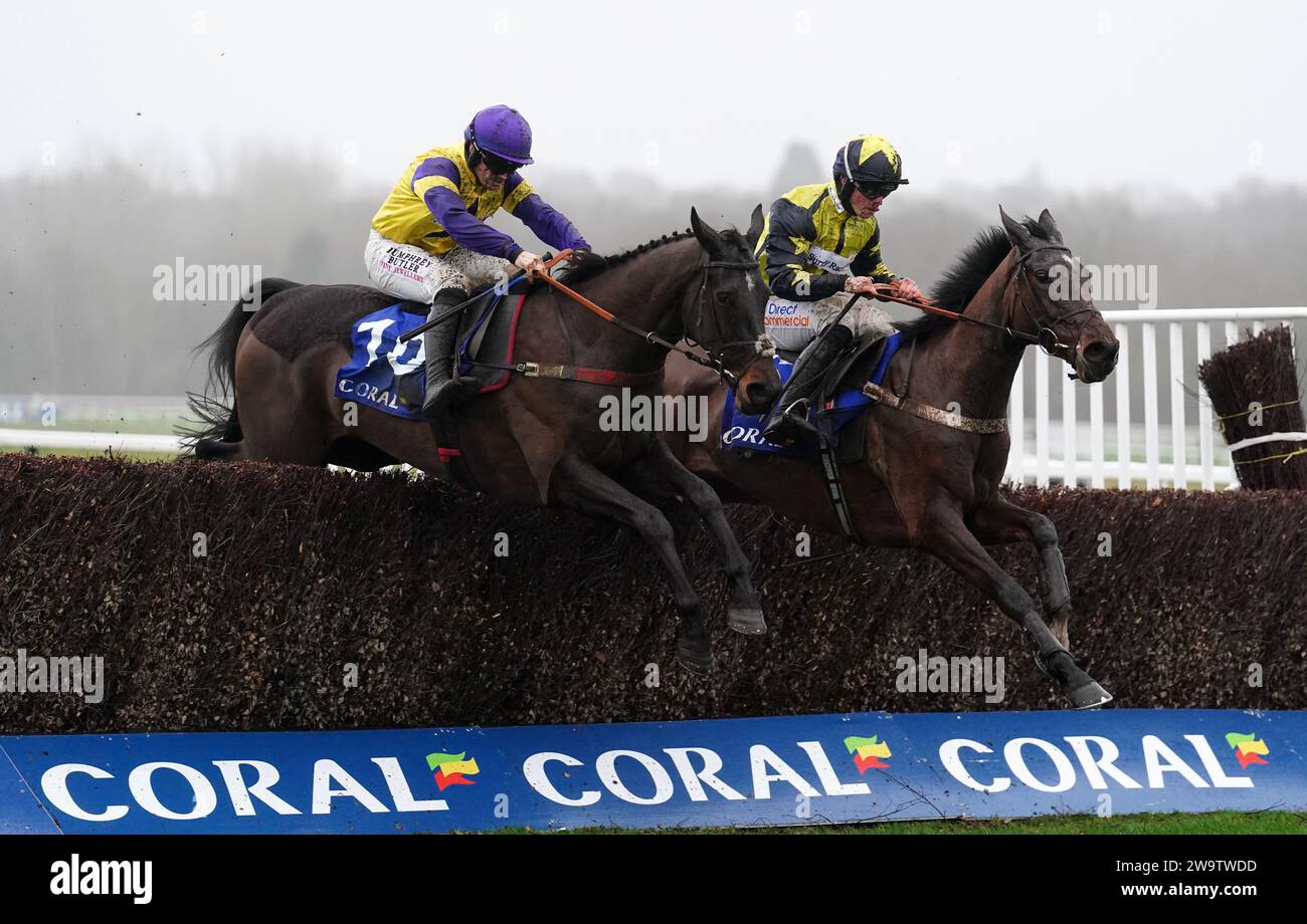 Surrey Quest, geritten von James Bowen (rechts), räumt einen Zaun ...