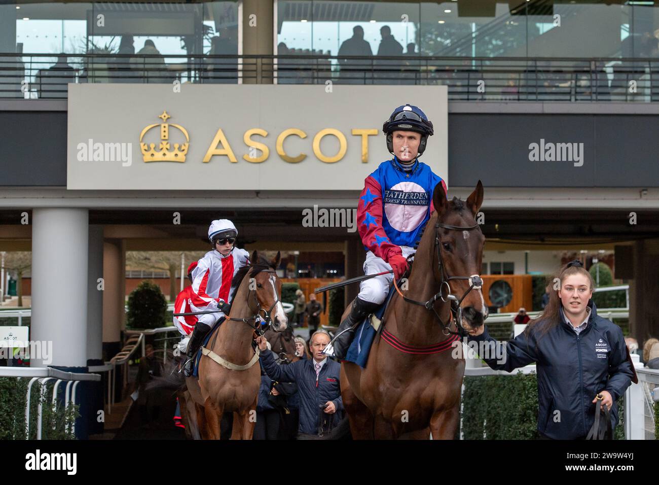 Ascot, Großbritannien. Dezember 2023. Horse Paisley Park, geritten von ...