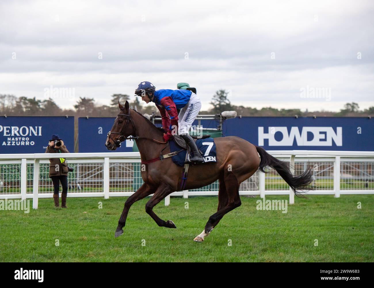 Ascot, Großbritannien. Dezember 2023. Horse Paisley Park, geritten von ...