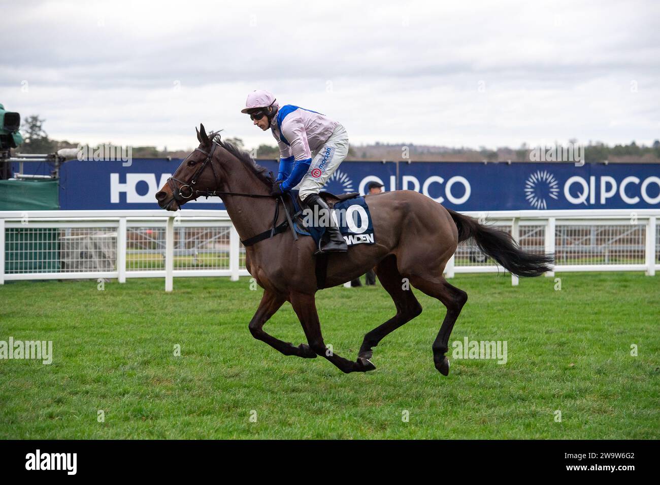Ascot, Großbritannien. Dezember 2023. Horse West Balboa, geritten vom ...