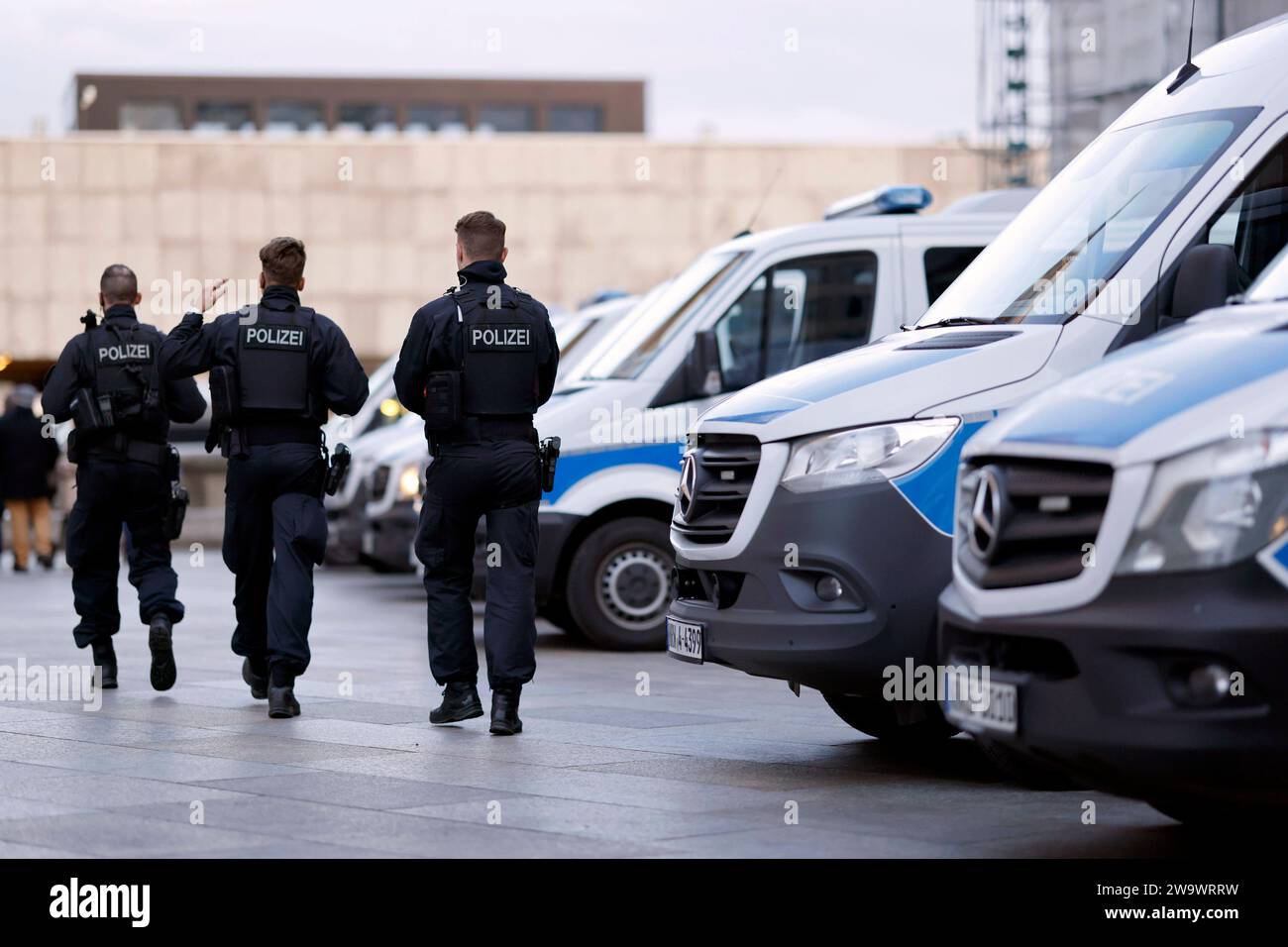 Terroralarm zum Jahreswechsel: Rund um den Kölner Dom sind Polizisten ... Terroralarm zum Jahreswechsel: Rund um den Kölner Dom sind Polizisten ...