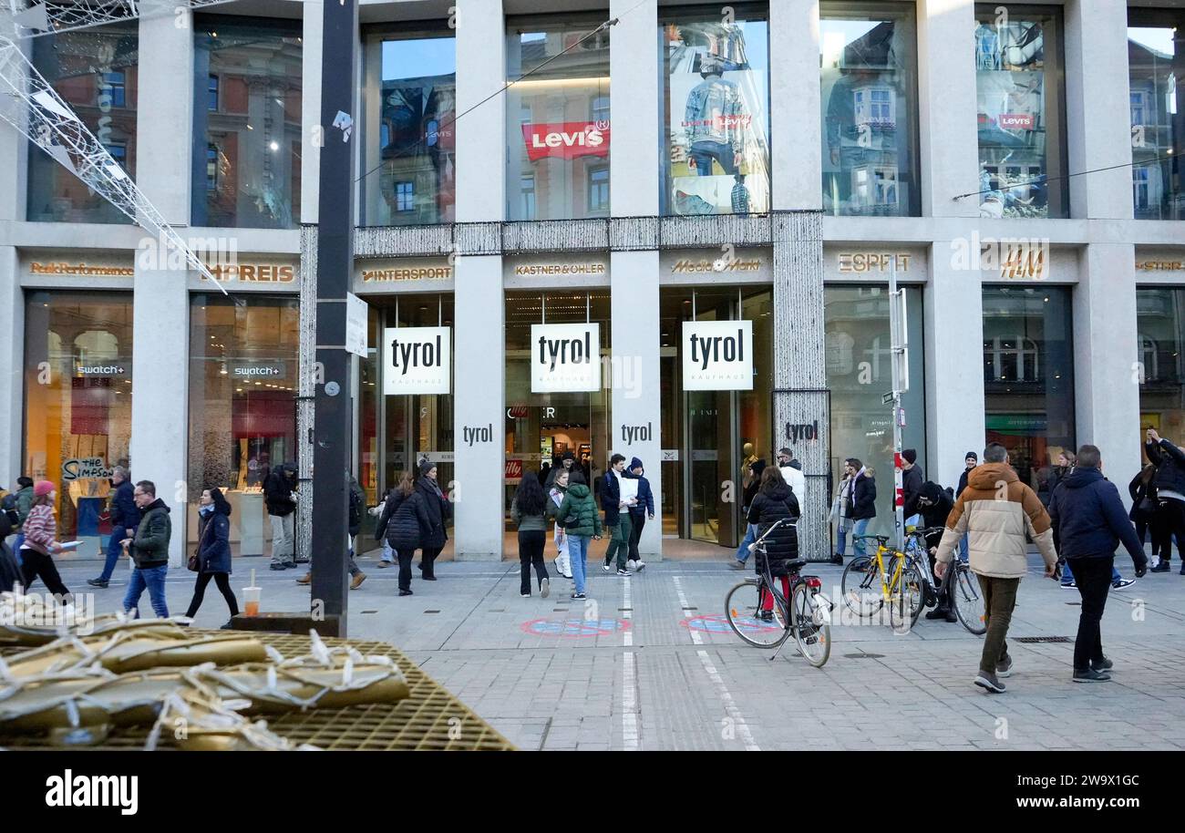 AUT - OESTERREICH, 2023-12-30: FEATURE WIRTSCHAFT - KAUFHAUS TYROL IN ...