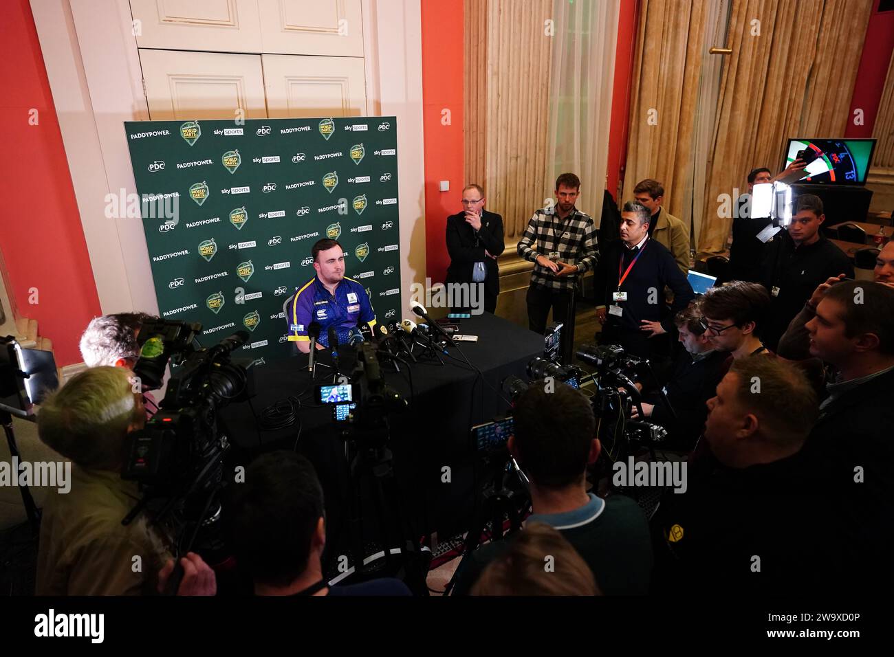 Luke Litttler spricht nach seinem Spiel gegen Raymond van Barneveld am ...